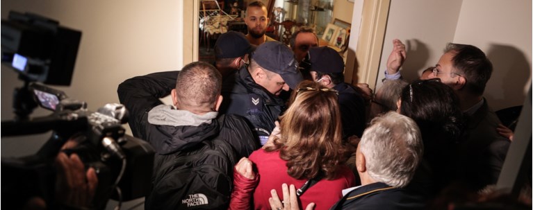 Οι εικόνες της ντροπής και της αθλιότητας - η στιγμή που γκρεμίζουν με ...