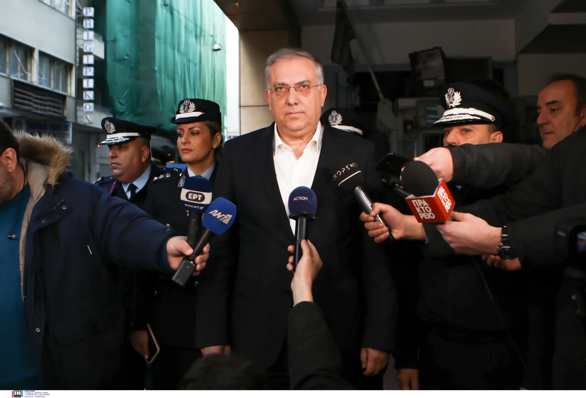 Προκλητική εμφάνιση Θεοδωρικάκου στο ΑΤ Ομόνοιας για να εξαγγείλει την ...