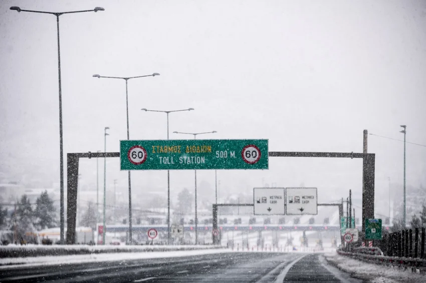 Άνοιξε η Εθνική Οδός Αθηνών - Λαμίας μόνο αφού σταμάτησε η χιονόπτωση ...