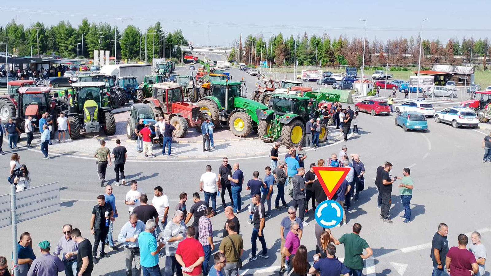 Συγκέντρωση με τρακτέρ των αγροτών της Λάρισας: "Αμέσες λύσεις τώρα ...