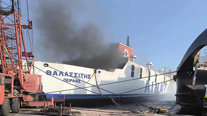 Φωτιά στο πλοίο «Θαλασσίτης» που βρίσκεται για επισκευές στο Νέο Μώλο ...
