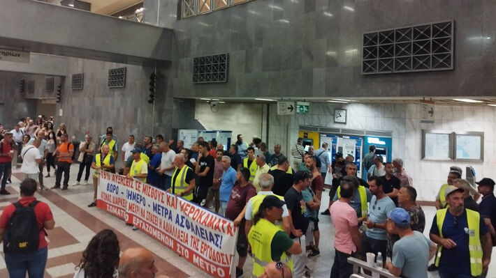Με κινητοποίηση στον σταθμό του Συντάγματος συνεχίζουν τον πολυήμερο ...