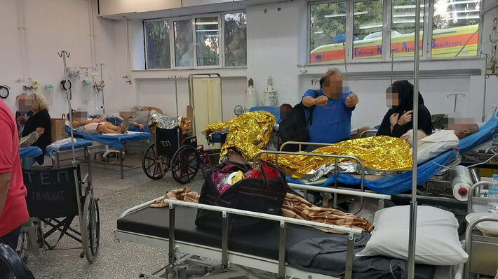 Αθλιες εικόνες! Ασθενείς περιμένουν σε φορεία πάνω από 12 ώρες για να ...