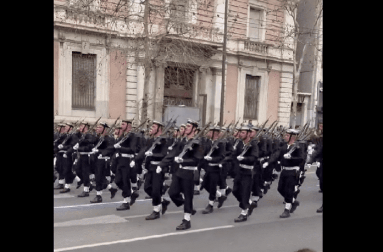 Αθλια εθνικιστικά συνθήματα στην στρατιωτική παρέλαση της Αθήνας ...