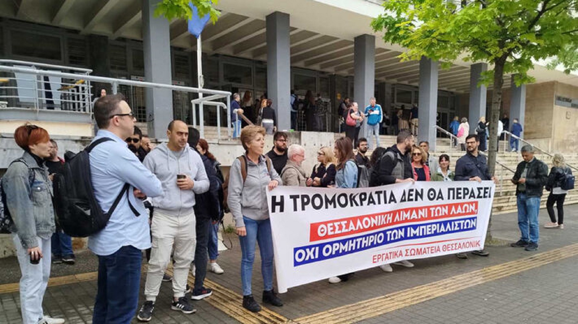 Τάσος Λειβαδίτης: «Έτσι γεννήθηκαν οι σημαίες μας» | Ημεροδρόμος