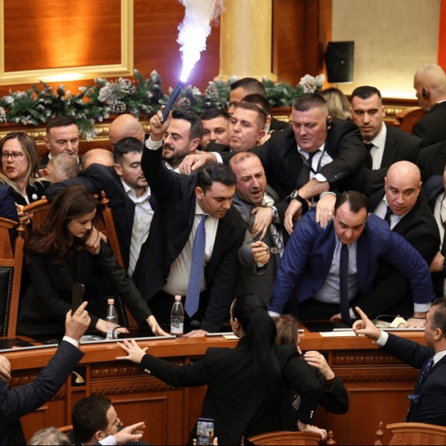 Μάνος Χατζιδάκις: «Πιστεύω στο τραγούδι που μας αποκαλύπτει και μας ...
