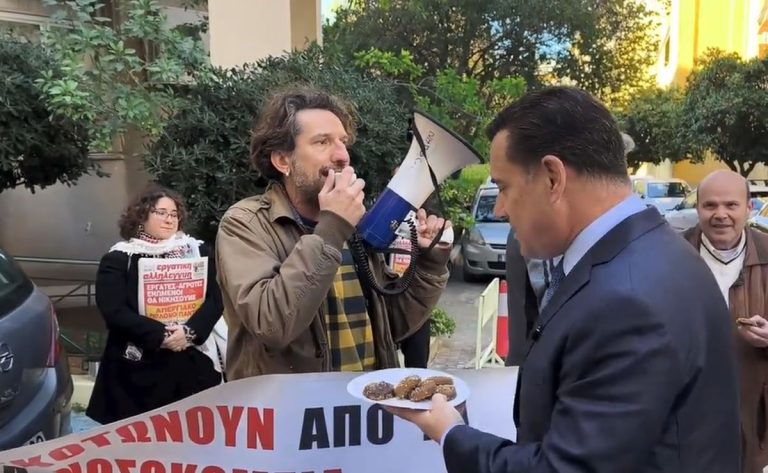 Αδ. Γεωργιάδης: Εμεινε με το ...μελομακάρονο στο χέρι | Ημεροδρόμος