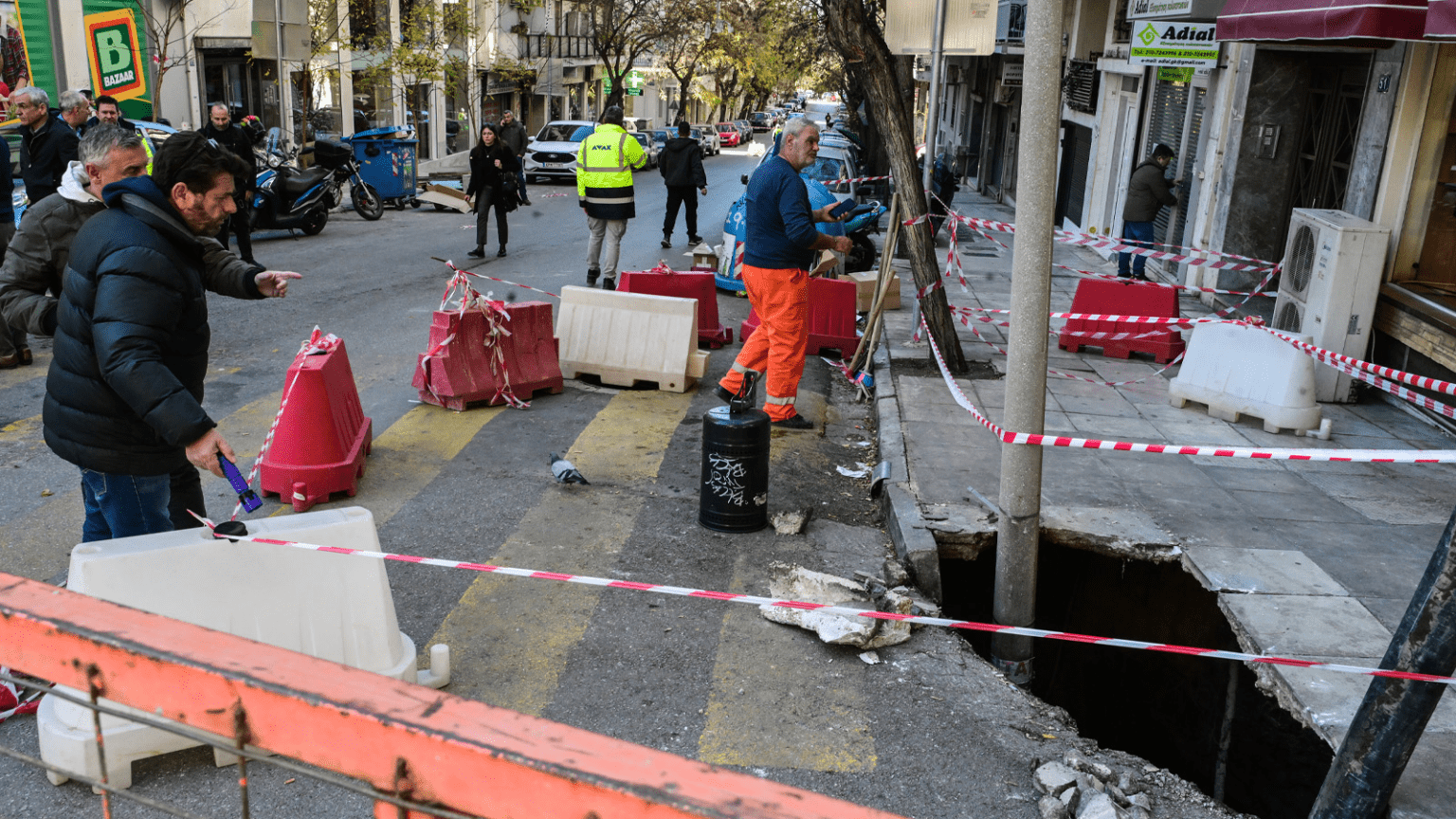 Λόγω υπερασκαφής του μετροπόντικα (!) βούλιαξε το πεζοδρόμιο στο ...